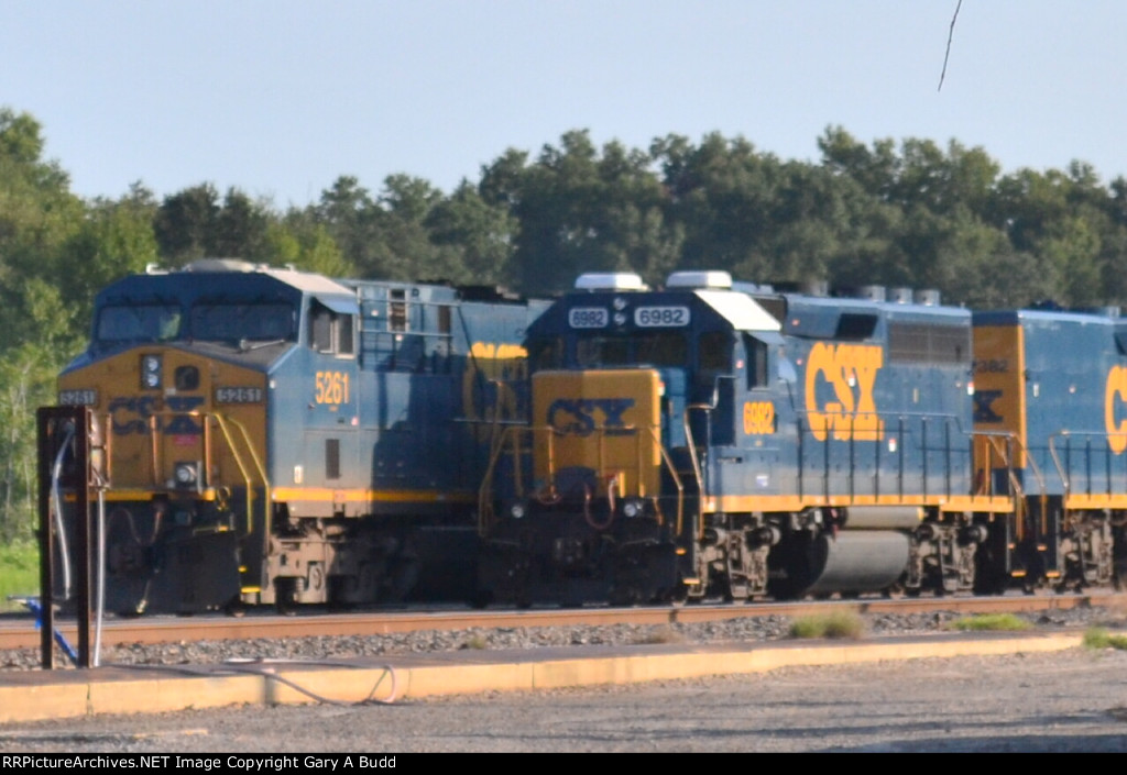 CSX ES44DC 5261